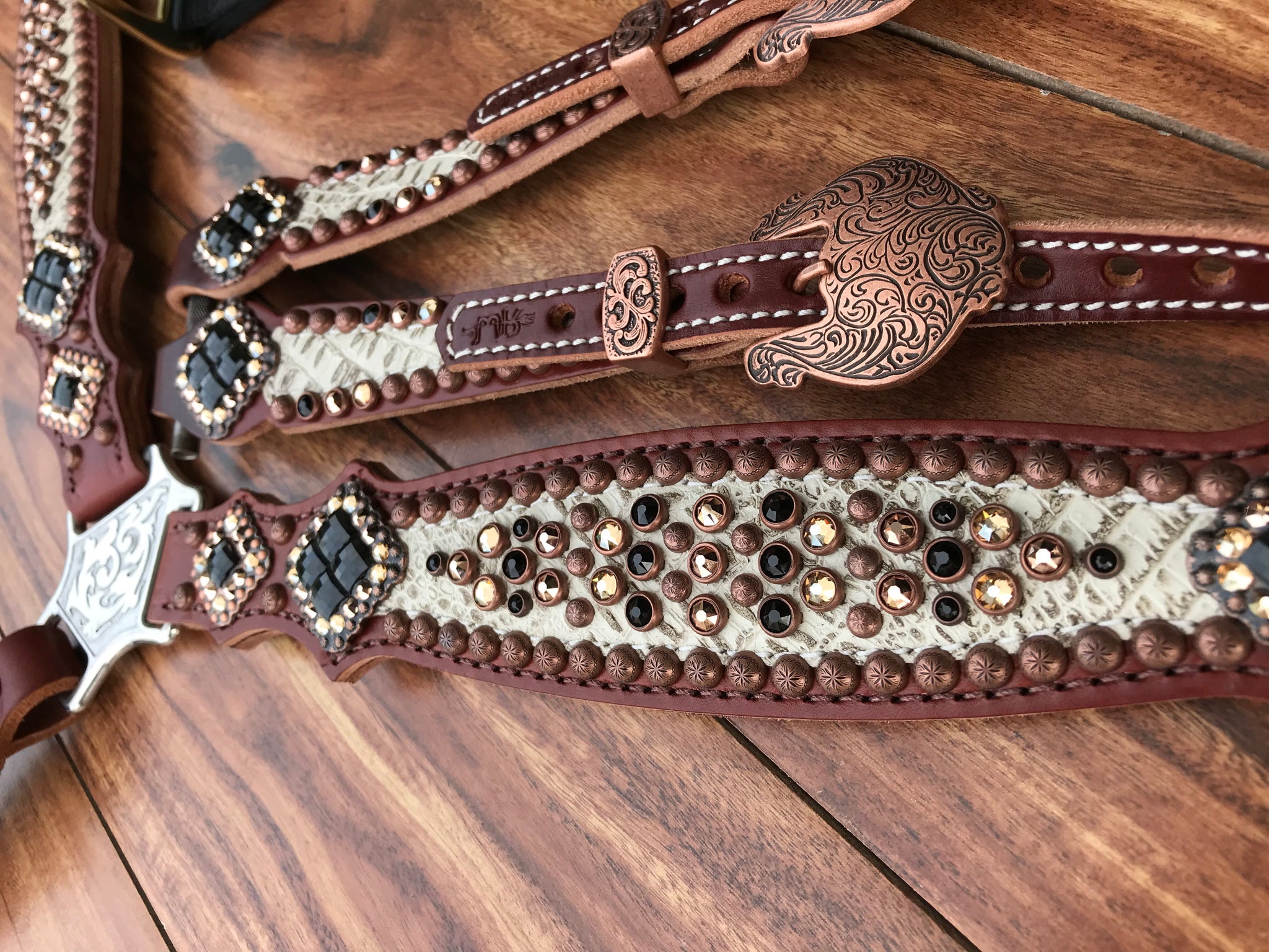 Antique white gator with square conchos – Rockn'Wilsons